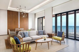 Suíte, 1 cama King, sacada, vista para o mar | Edredons de pluma, frigobar, cofres nos quartos, cortinas blackout