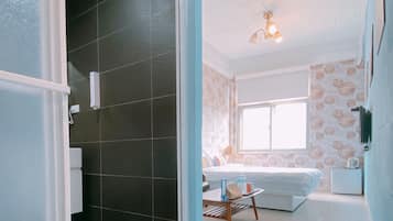 Quarto Clássico com Cama de Casal, 3 quartos, Vista para a cidade | Com mobília individualizada, secretária