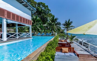 Piscina externa, guarda-sóis, espreguiçadeiras