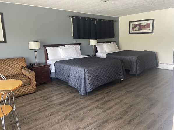 Quarto triplo luxo | Escrivaninha, espaço de trabalho para notebook, cortinas blackout