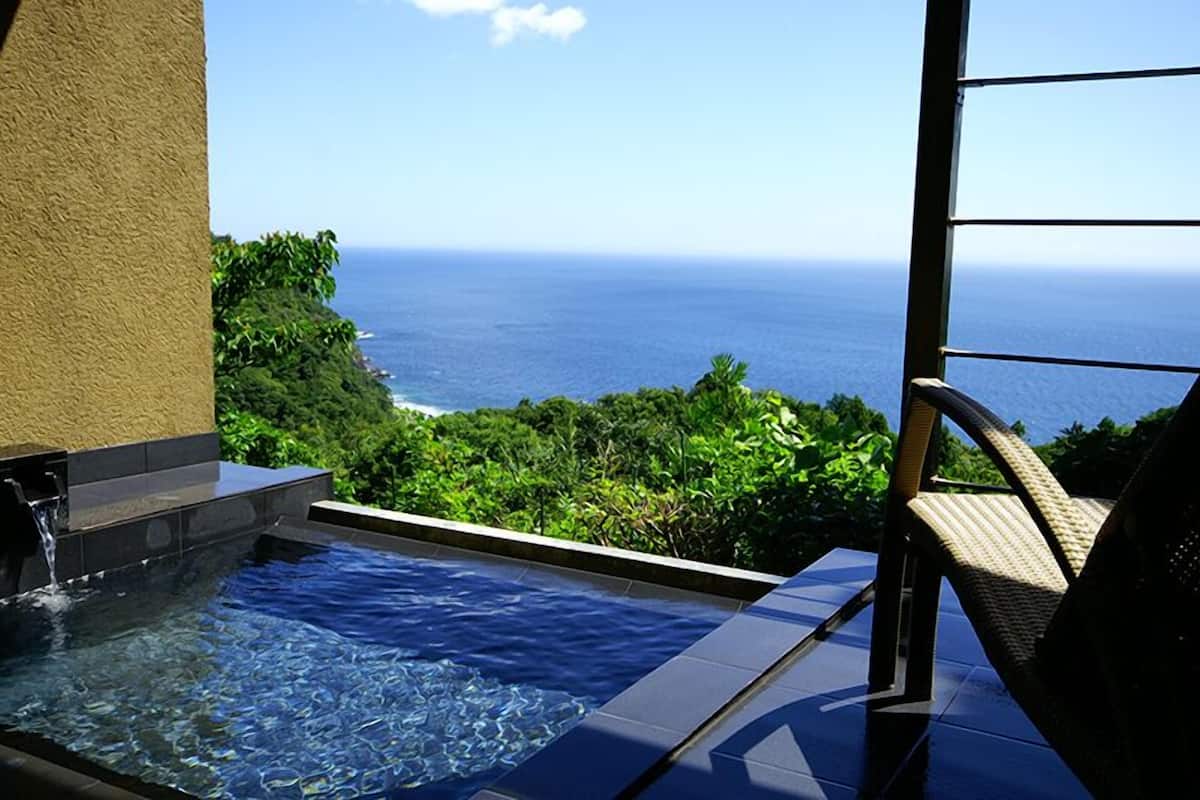 Quarto, vista para o mar (UMI, Private Open Air Bath,Flat Build) | Banheiro | Banheira e chuveiro separados, secador de cabelo, chinelos