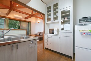 Casa (Private Vacation Home, Atami, 1-908) | Cozinha americana privada | Geladeira, micro-ondas, cooktop, chaleira elétrica