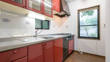 Casa (Private Vacation Home, Okawa 355) | Kitchenette privada | Um frigorífico, um micro-ondas, uma placa de cozinha