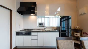 Casa (Private Vacation Home, Akazawa, E-29) | Kitchenette privada | Um frigorífico, um micro-ondas (a pedido), uma placa de cozinha