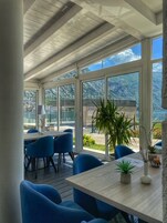 Pequenos-almoços e jantares servidos, com vista para a praia 