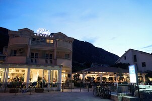 Fachada do alojamento (tarde/noite)