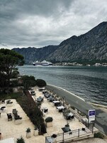 Pequenos-almoços e jantares servidos, com vista para a praia 