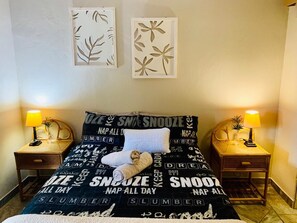 Apartamento básico | Escrivaninha, ferros/tábuas de passar roupa, roupa de cama