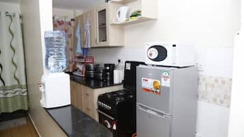 Apartamento, 1 quarto | Cozinha privada | Um frigorífico, um micro-ondas, um forno, uma chaleira elétrica