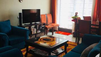 Apartamento, 3 quartos | Sala | TV de ecrã plano