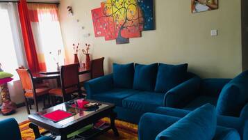 Apartamento, 3 quartos | Sala | TV de ecrã plano