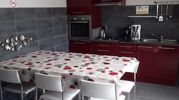 Quarto Duplo | Cozinha partilhada | Um frigorífico, um micro-ondas, um forno, uma placa de cozinha
