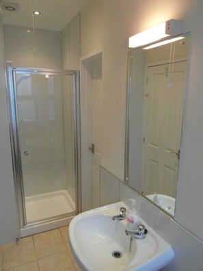 Quarto Duplo ou Twin Superior | Casa de banho | Um polibã, um secador de cabelo (mediante pedido), toalhas fornecidas