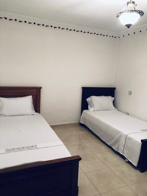 Quarto duplo standard | Escrivaninha, cortinas blackout, Wi-Fi de cortesia, roupa de cama