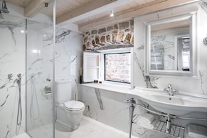 Quarto Duplo Deluxe | Casa de banho | Artigos de higiene pessoal grátis, um secador de cabelo, roupões