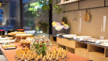 Um buffet com diversos alimentos e um centro de mesa decorativo.