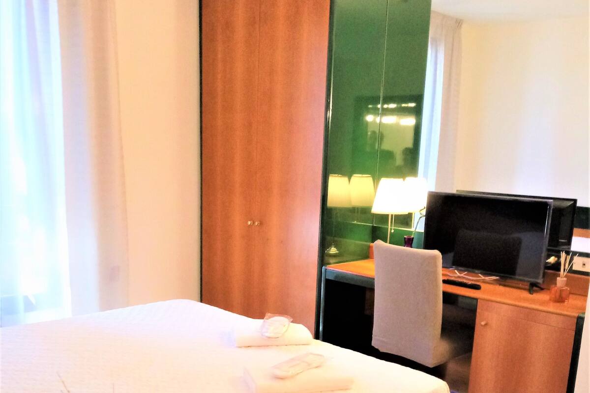 Quarto Individual Clássico | Secretária, Wi-fi grátis, roupa de cama fornecida 