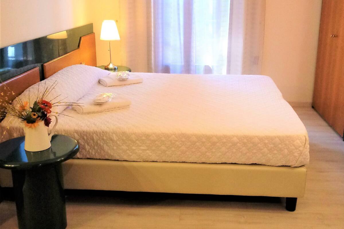 Quarto Clássico com Cama de Casal | Secretária, Wi-fi grátis, roupa de cama fornecida 