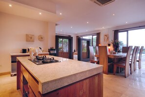 Um frigorífico, um micro-ondas, uma placa de cozinha 