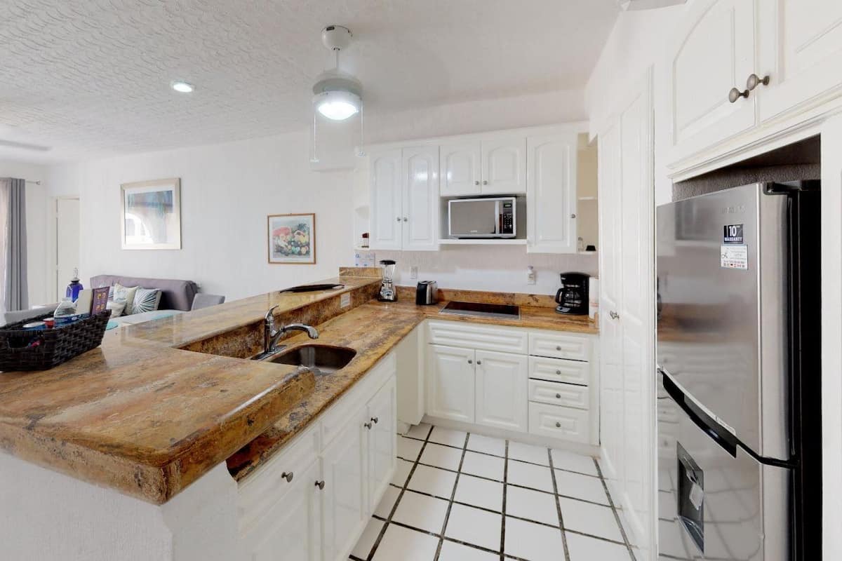 Apartamento em Condomínio Fechado, 2 quartos | Cozinha privada | Uma cafeteira/bule, um frigorífico, um micro-ondas, um forno