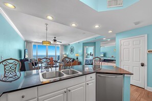 Condo com design assinado, cozinha, vista para a praia | Cozinha privada | Geladeira, micro-ondas, fogão, cooktop