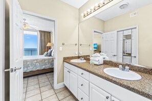 Condo exclusivo, 3 quartos, vista para a praia | Banheiro | Produtos de toalete grátis, toalhas de banho, sabonete, shampoo