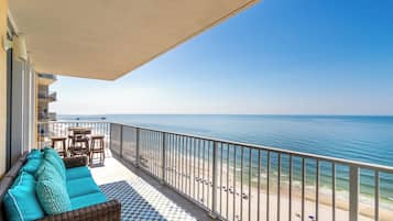 Apartamento Romântico em Condomínio Fechado, 3 quartos, varanda, vista para a praia | Varanda