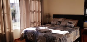 Apartamento standard, 3 quartos | Cortinas blackout, quartos à prova de som, ferros/tábuas de passar roupa