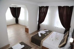 Quarto Triplo Standard | Cofre no quarto, secretária, quartos insonorizados, Wi-fi grátis 
