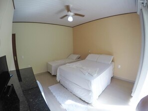 Quarto triplo, sacada | 1 quarto, cortinas blackout, Wi-Fi de cortesia