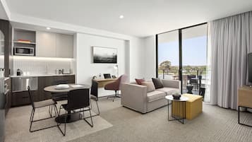 Apartamento, 1 quarto | Cozinha privada | Um micro-ondas, uma placa de cozinha, uma máquina de lavar louça