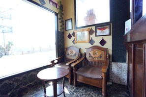 Área de estar no saguão