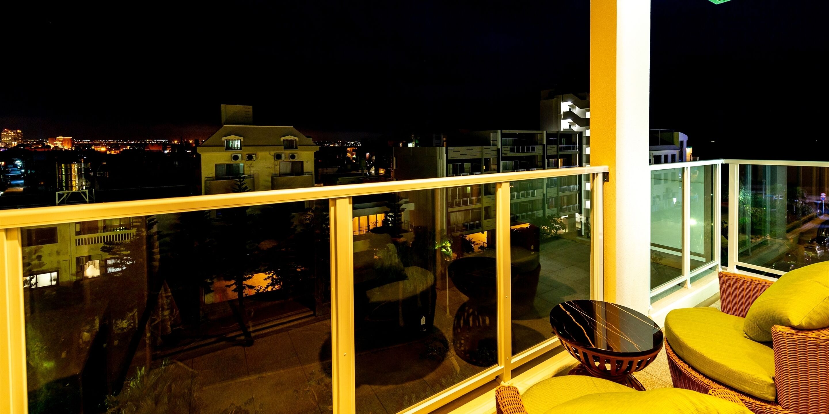 Quarto casal superior, vista para a cidade | Vista da sacada