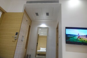 Chuveiro, chuveiro com efeito de chuva, produtos de toalete grátis 