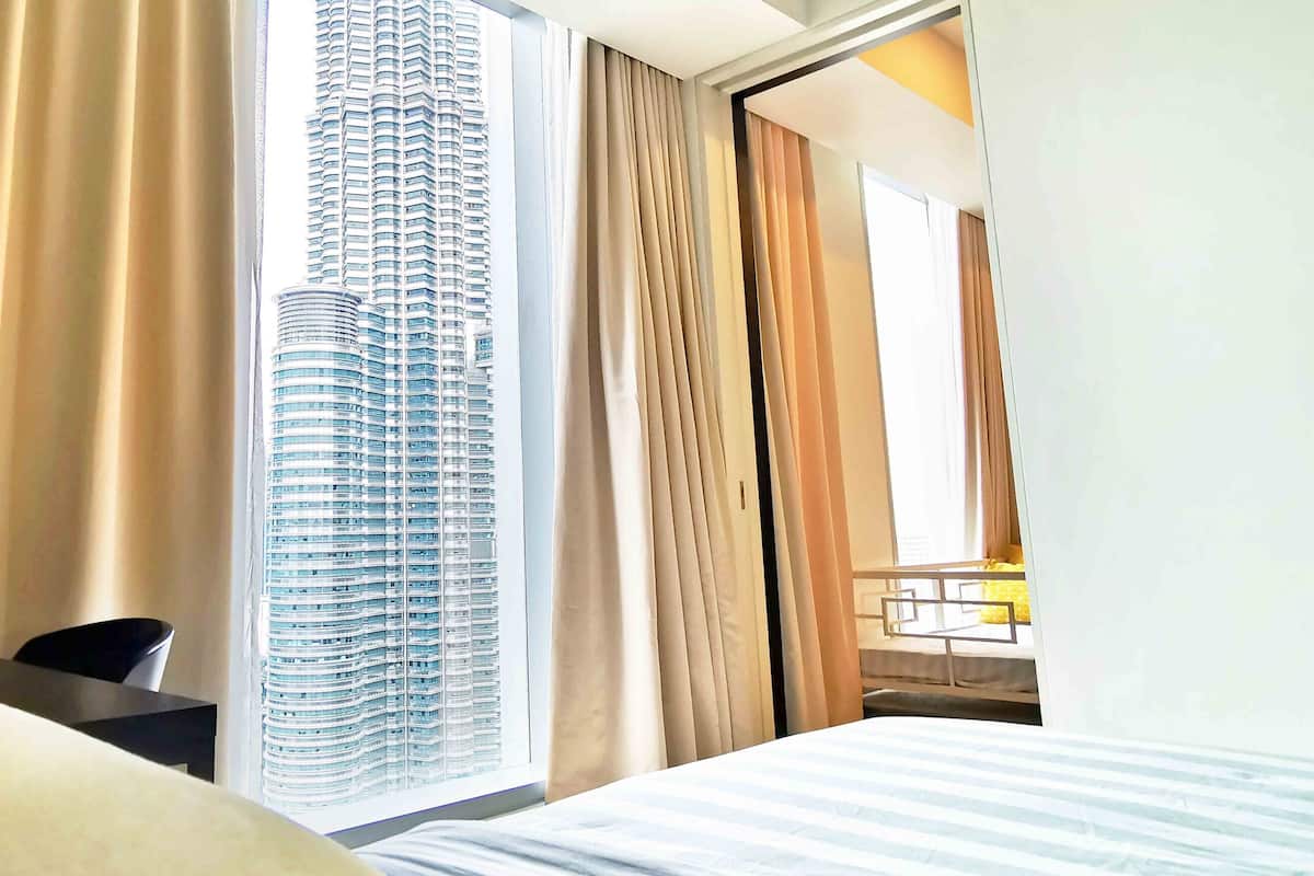 1 Bedroom Spectacular Suite with KLCC View | Escrivaninha, espaço de trabalho para notebook, cortinas blackout