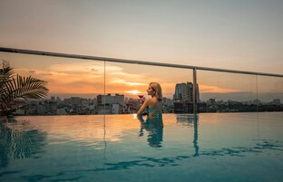 Piscina exterior, espreguiçadeiras 