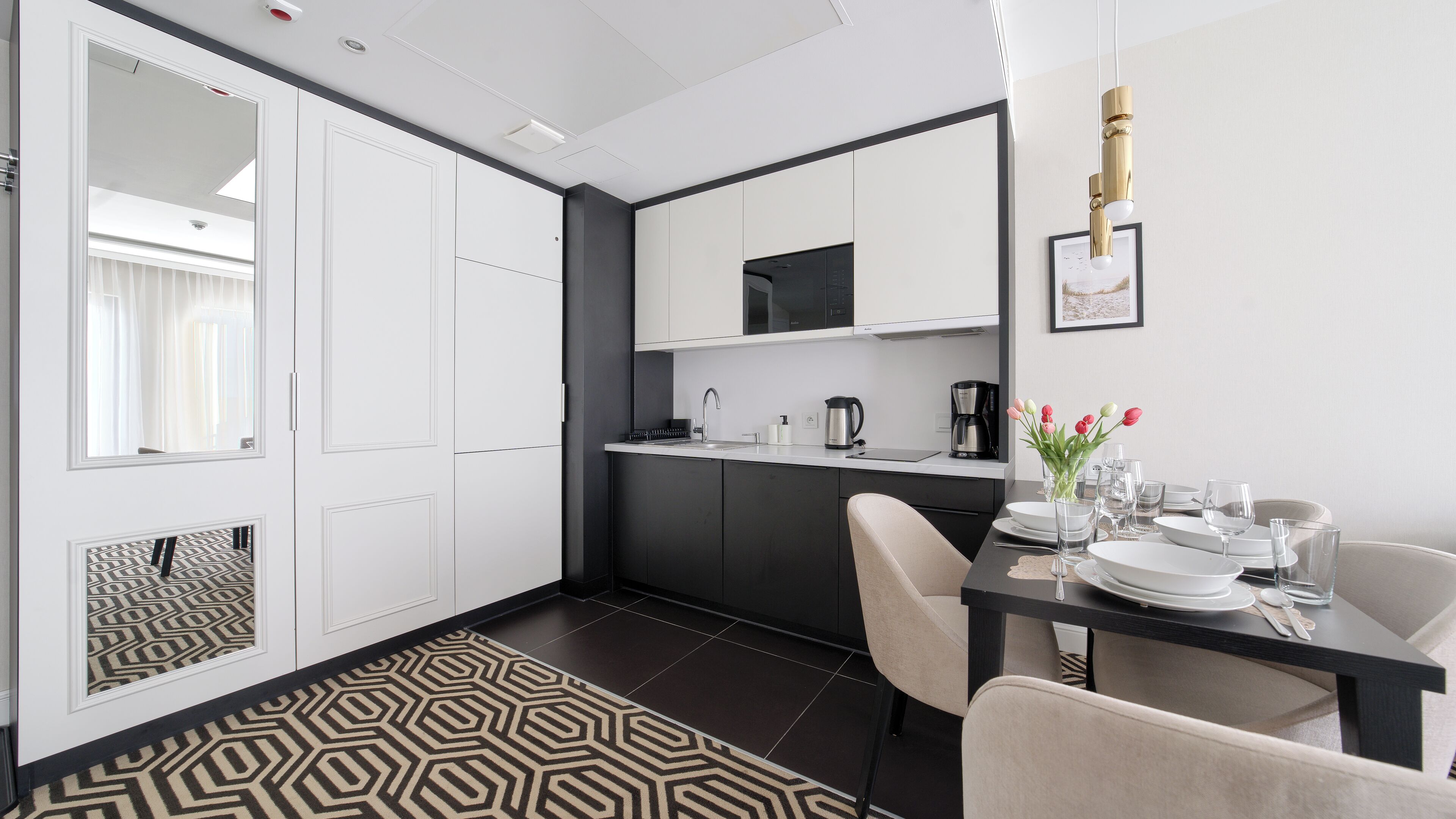 Apartamento (G305) | Cozinha privada | Um frigorífico, uma placa de cozinha, uma chaleira elétrica 