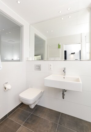 Quarto casal superior | Banheiro | Chuveiro, toalhas de banho