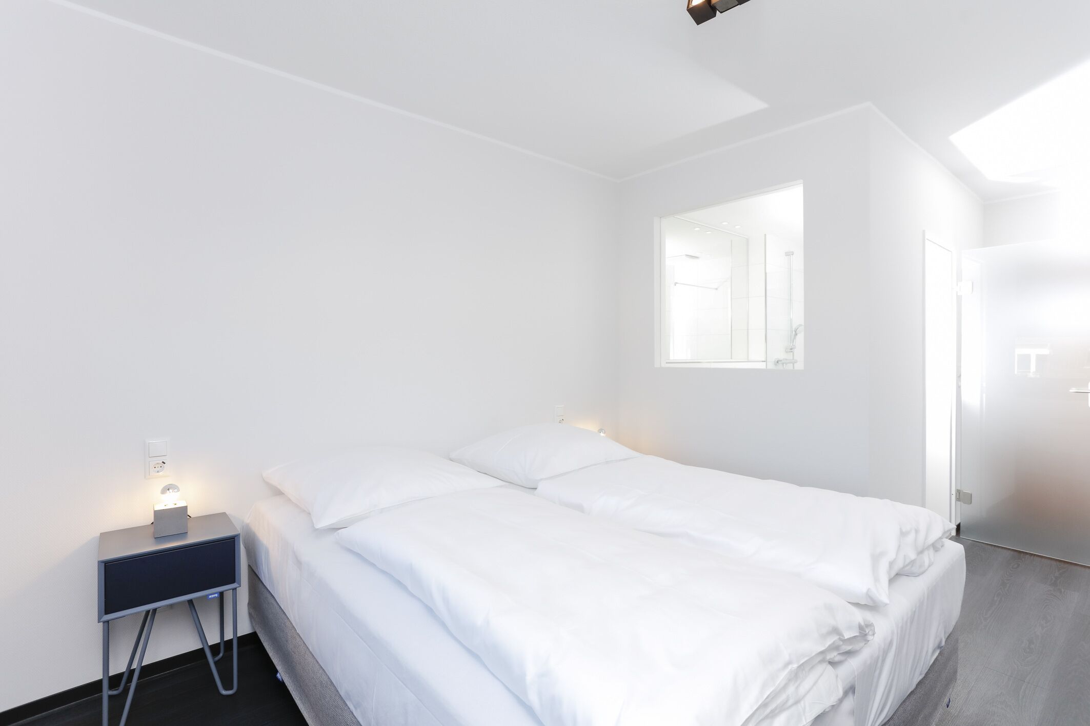 Quarto casal superior | Roupas de cama antialérgicas, escrivaninha