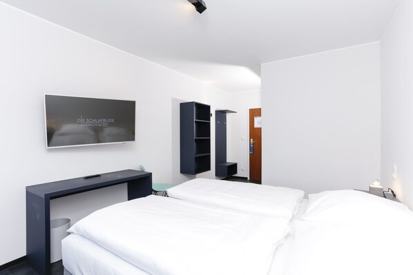 Quarto casal básico | Área de estar | TV de tela plana