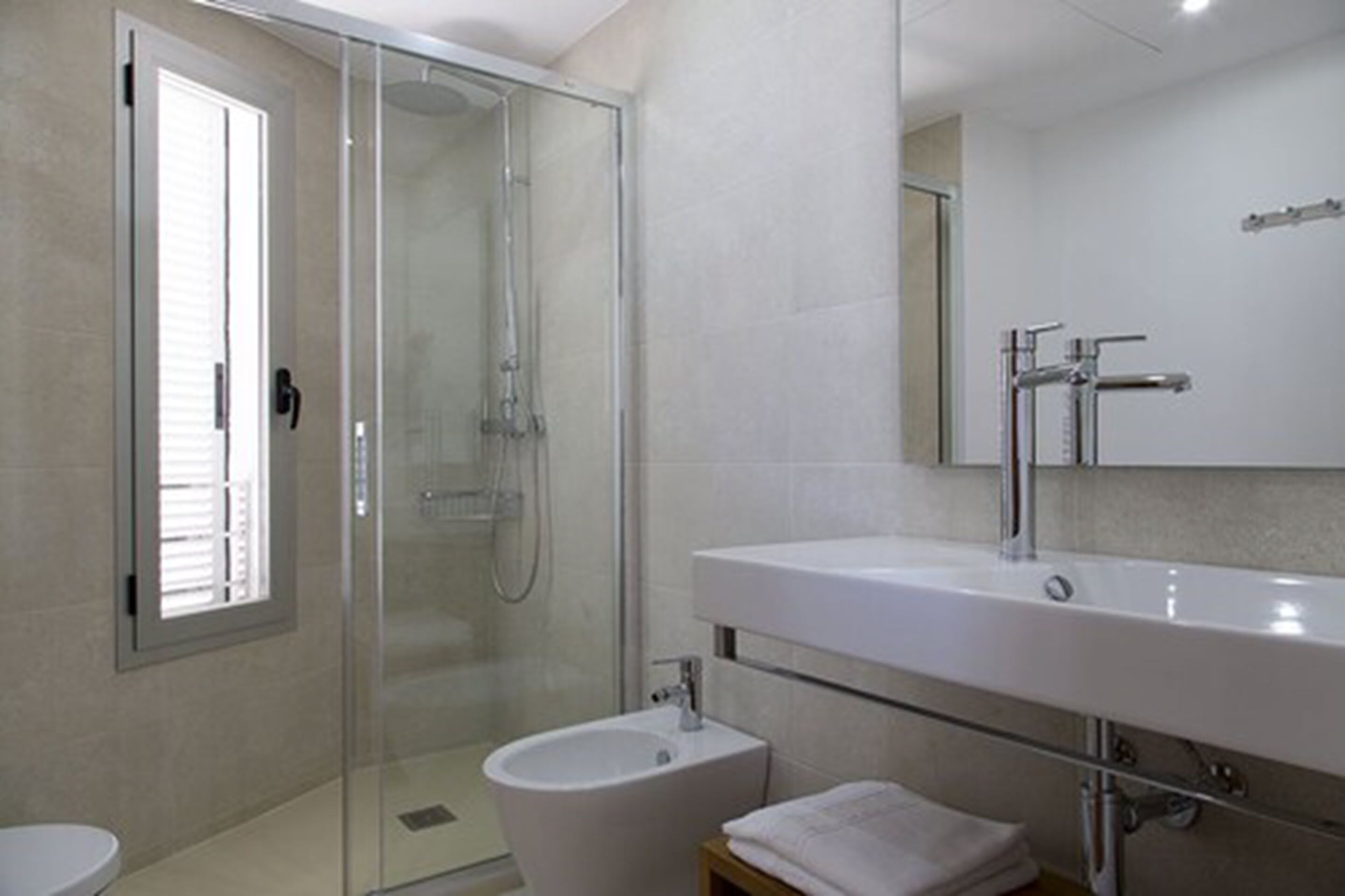 Apartamento, 1 quarto, terraço | Casa de banho | Um polibã, um secador de cabelo, um bidé, toalhas fornecidas 