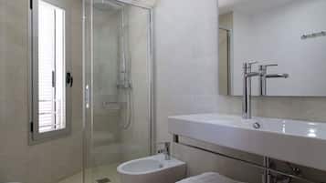 Apartamento, 1 quarto, terraço | Casa de banho | Um polibã, um secador de cabelo, um bidé, toalhas fornecidas