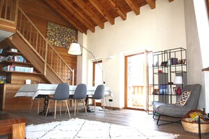 Apartamento Deluxe, 4 quartos | Sala de estar | TV de ecrã plano 