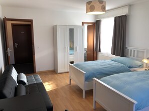 Quarto Duplo ou Twin | Secretária, berços/camas para crianças, camas desdobráveis 