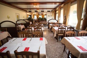 Pequeno-almoço tipo buffet diário mediante uma taxa 