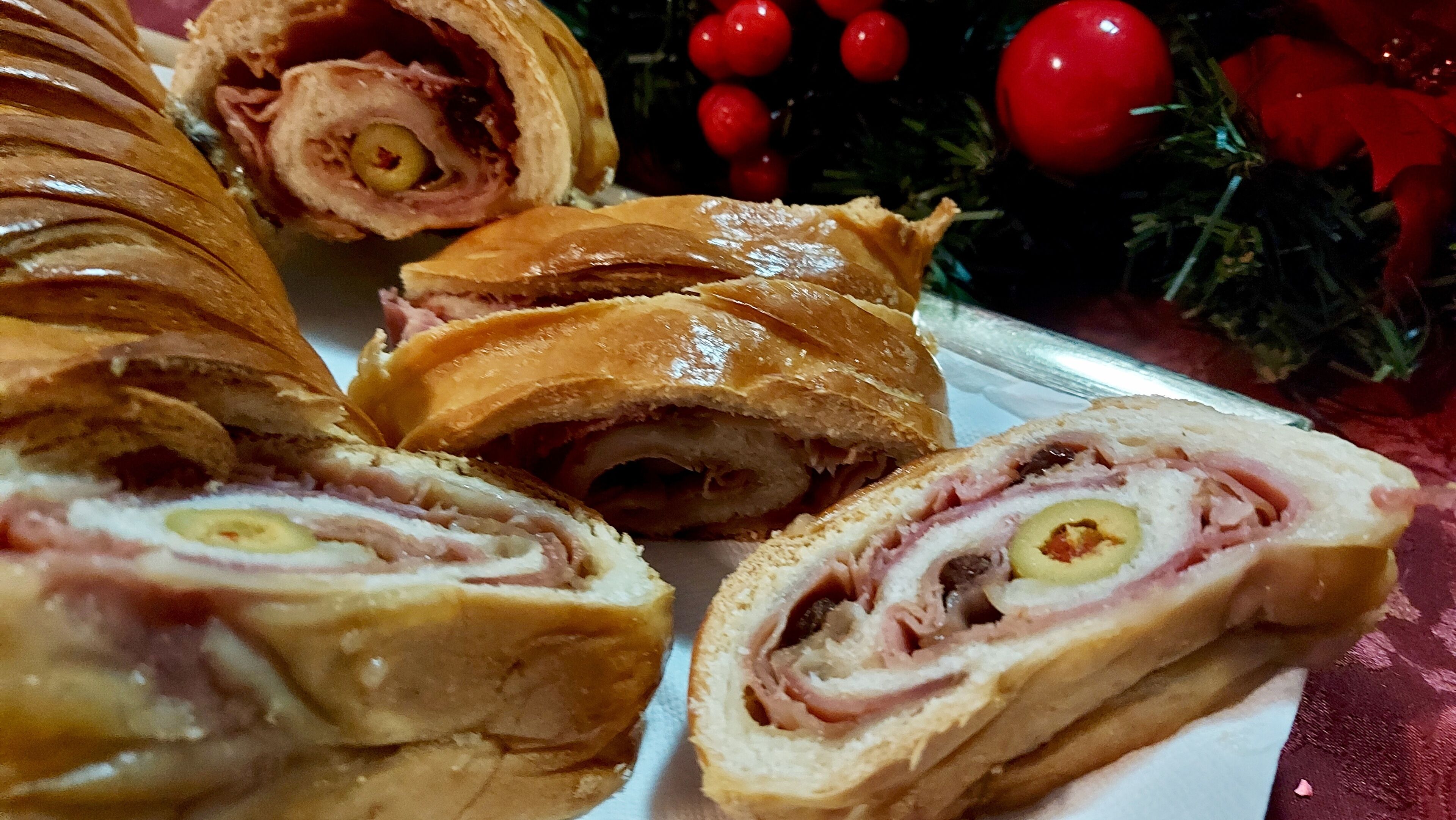 Um prato de doces fatiados com recheios à vista.