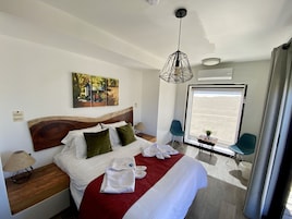 Quarto Duplo Standard, 1 cama queen-size | Secretária adequada para computadores portáteis 