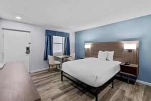 Quarto, 1 cama Queen, acessível, para não fumantes | Roupas de cama premium, individualmente mobiliados, escrivaninha