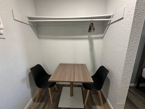 Quarto, 2 camas queen-size, não fumadores | Roupa de alta qualidade, com mobília individualizada, secretária