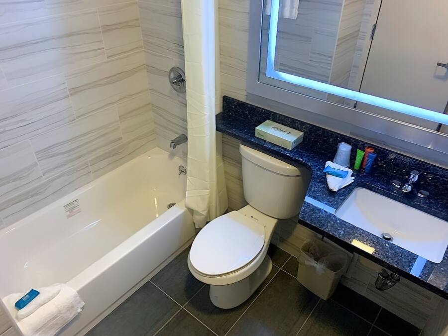 Um banheiro moderno com banheira, vaso sanitário e pia.